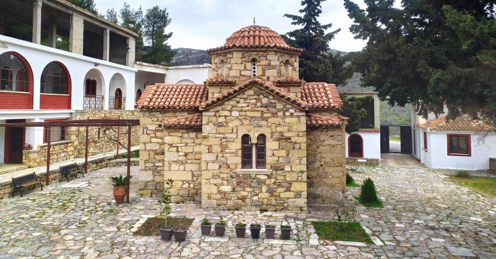 Δευτέρα 5 Ιουνίου πανηγυρίζει η Ι. Μ. Αγίας Τριάδας στο Μυρίνη - MegaraTV